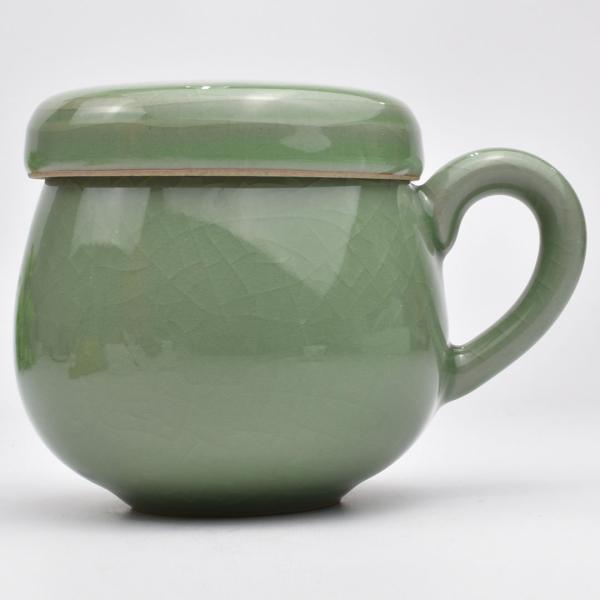 貫入がある緑色の茶漉し付きマグカップ。厚手でしっかりした重さ。