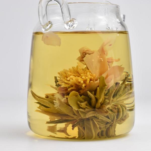 湯に入れると緑茶の茶葉から牡丹の花が現れる工芸茶。