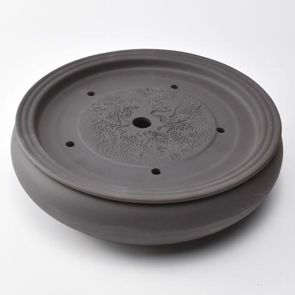 二柱の龍の図案が描かれた紫砂風の茶盤。