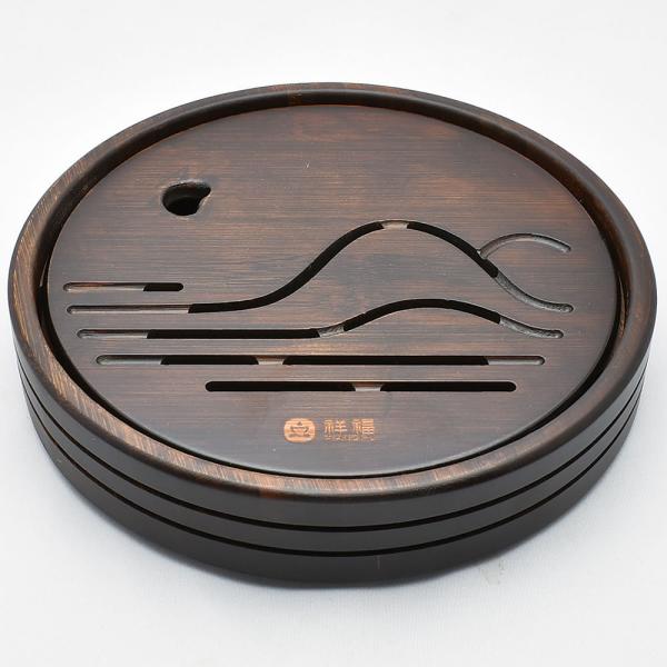 厚手でしっかりとした円形、落ち着いた色合いの竹茶盤。