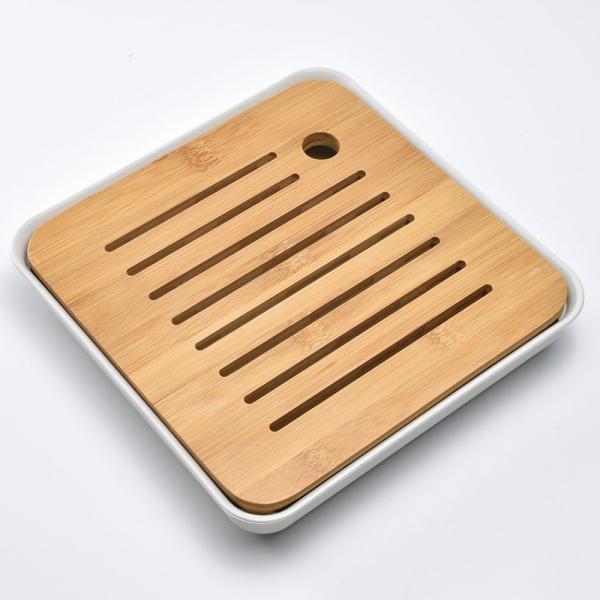 水漏れの気にならないプラ底、シンプルな正方形の竹茶盤です。