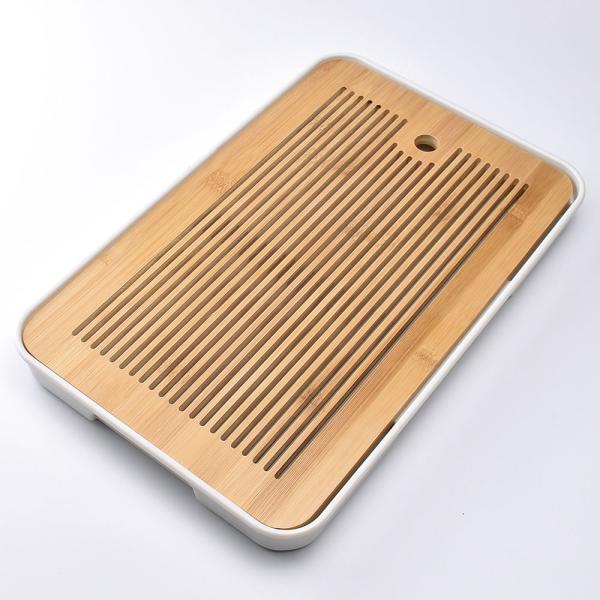 水漏れの気にならないプラ底、竹の色と白で明るい色合いです。