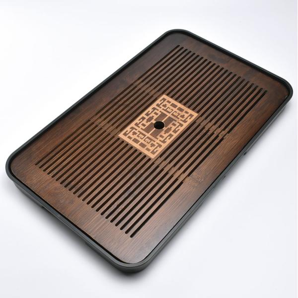 水漏れの気にならないプラ底、落ち着いた濃い茶色の仕上げ。