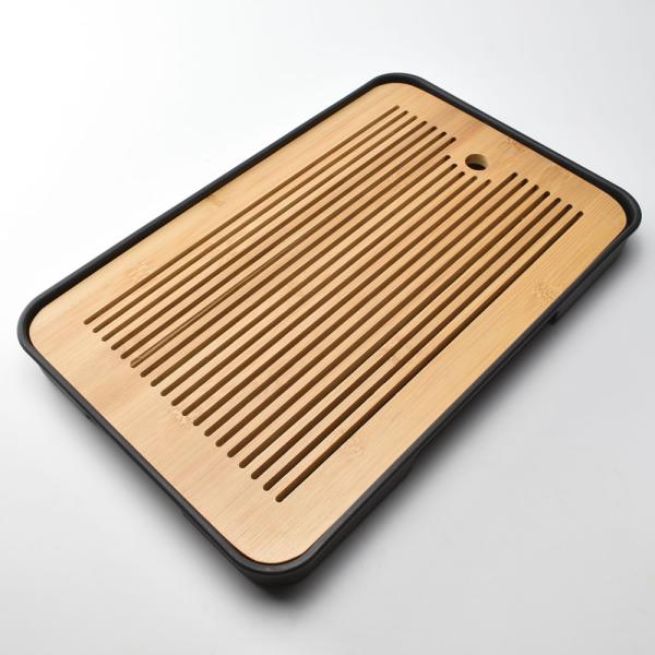 水漏れの気にならないプラ底、天板は竹の色、底は黒の組合せ。