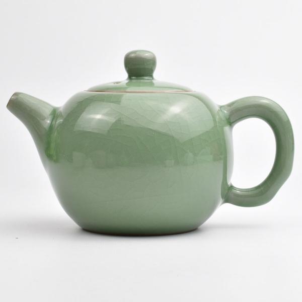 丸みを帯びつつ重心がやや上にある青磁の茶壺。