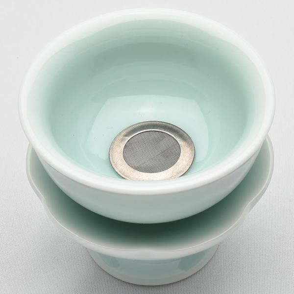 色彩が美しい世界遺産・龍泉青磁。うすい水色の弟窯粉青の茶漉し。茶海の上にセットするなどして使う中国茶器の茶こしです。