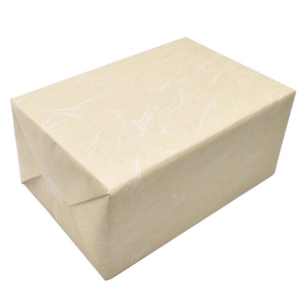 落ち着いた和風、薄い黄色の包装紙。