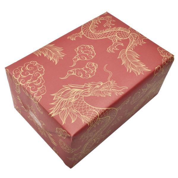 暗めの赤に黄土色の龍。ひとむかし前の中国風、勇ましい図案。