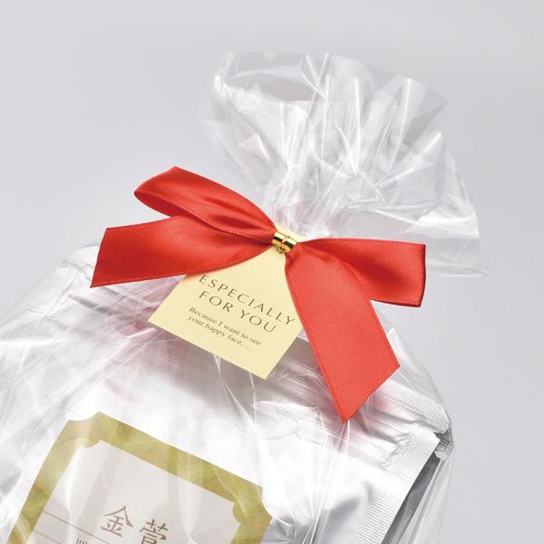 透明のOPP袋を赤いリボン付きの金色タイでとめます。
