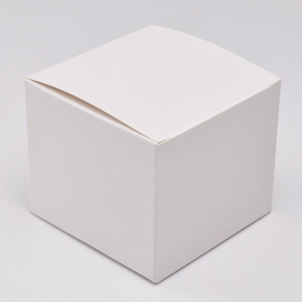 白いコート紙の箱です。