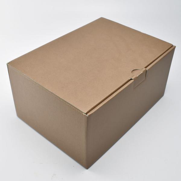 中は白、外は落ち着いた茶色の箱です。