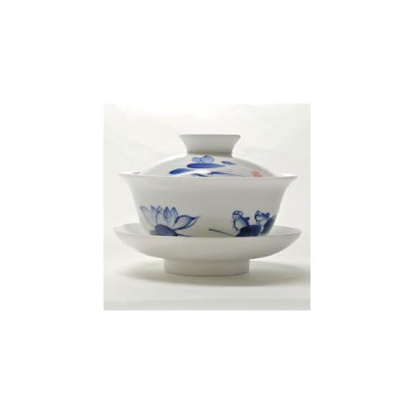 かわいい金魚の図案の中国茶器の蓋碗。1点1点手描きされた青花磁器。一人飲みのコップとしても急須としても使えて便利。