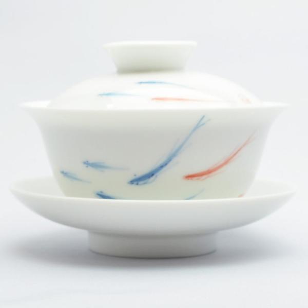 一人飲みのコップとしても急須としても使えて便利な中国茶器の蓋碗。1点1点手描きされた青花の磁器。こちらは縁起の良い年年有余という題。