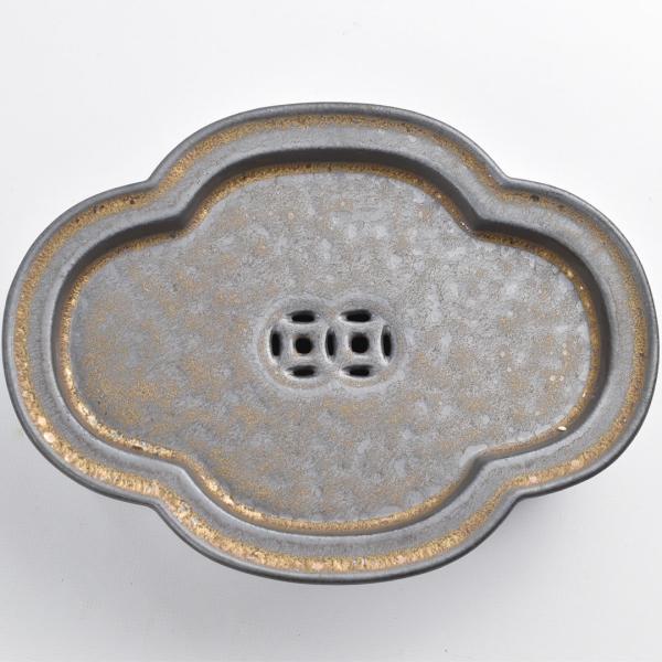古びた金属のような質感を持たせた磁器の茶壺承け。