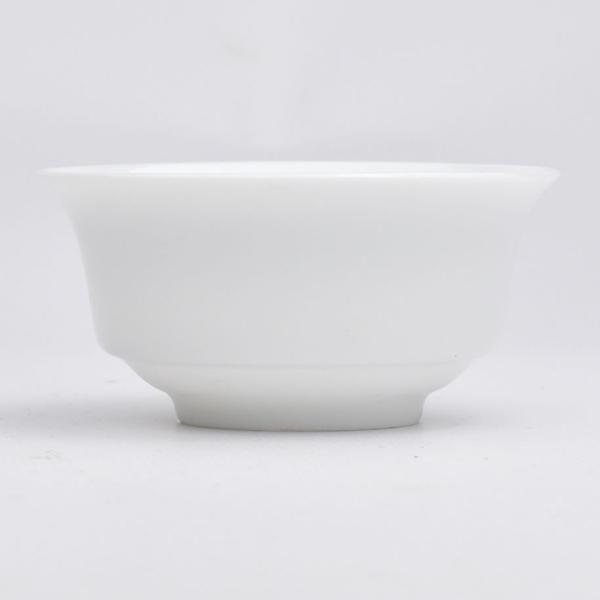 反った側面、やや平たい底面の白磁の品茗杯。