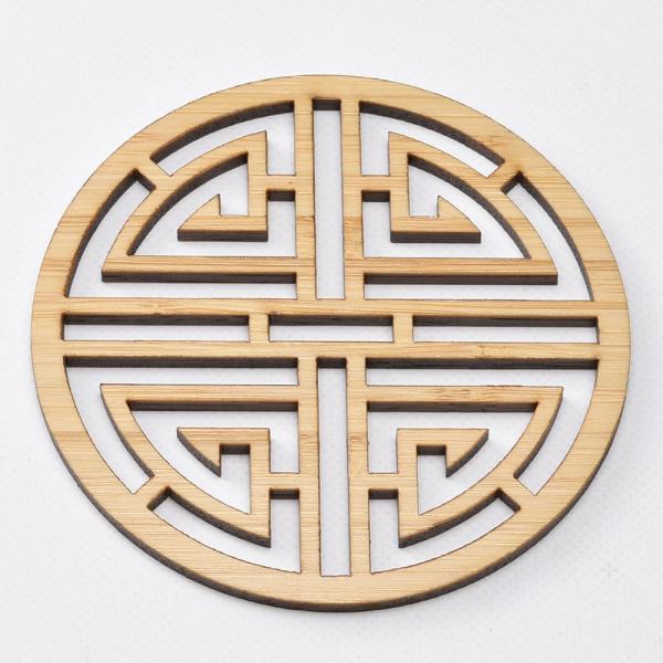 竹の板を図案化した寿の字の形に透かし彫りにした茶托。