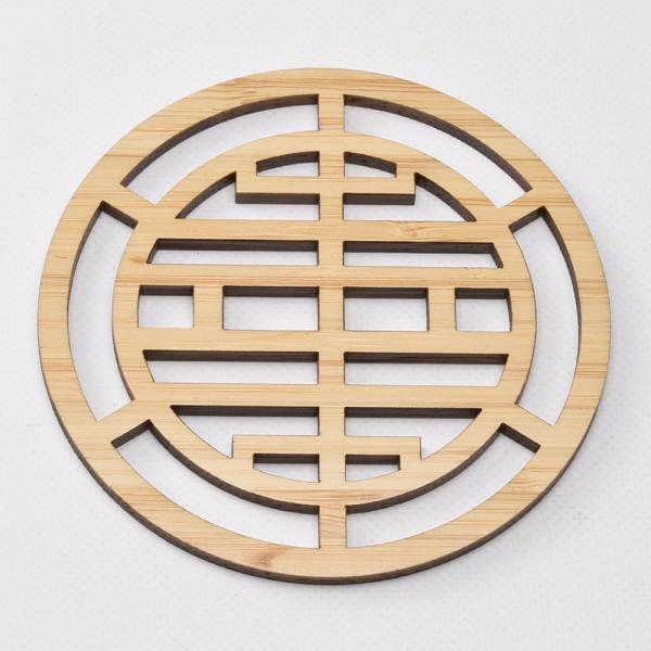 竹の板を円形の飾り模様に透かし彫りにした茶托。