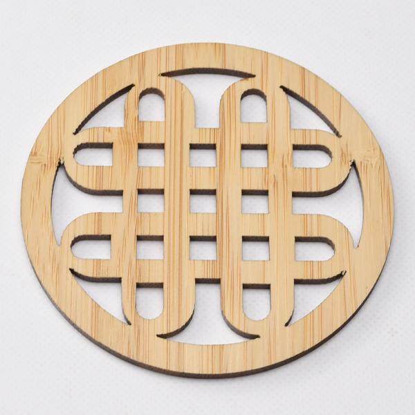 竹の板を中国結風の飾り模様に透かし彫りにした茶托。