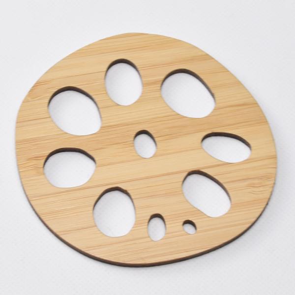 竹の板を蓮根の輪切り模様に透かし彫りにした茶托。