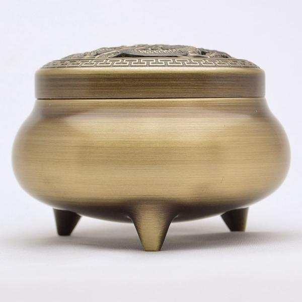 ずしりと重い金属製の香炉。フタには龍と鳳凰の透かし彫り。