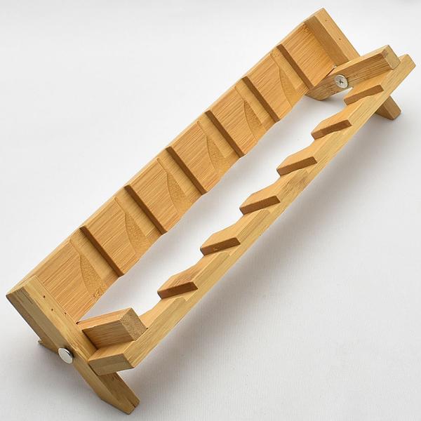 品茗杯をならべて置く竹の杯架。折り畳み式です。