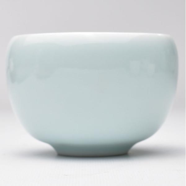 薄い水色がきれいな青磁の茶杯。割としっかり飲めるサイズ。