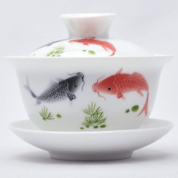 普段使いにも便利な、二匹の鯉の図柄の彩磁の蓋碗です