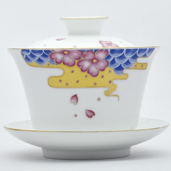 雲と花の様式化された吉祥図案、描金で安定感のある蓋碗です