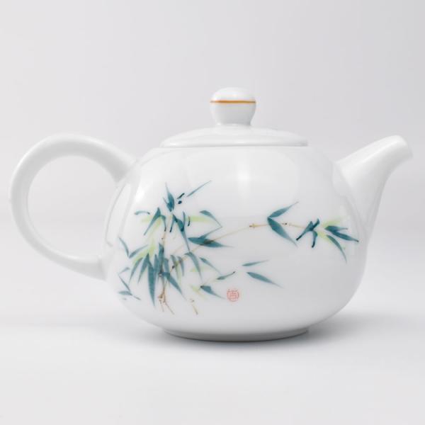 青々と生命力にあふれる竹の図案、手描きの茶壺です。