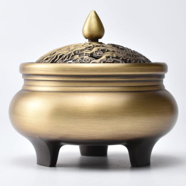 龍と鳳凰の透かし彫りがある、三つの脚で立つ真鍮香炉。