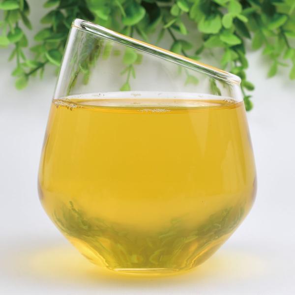 広がった下部からカーブを描き、口は斜めに開いた個性的な杯。