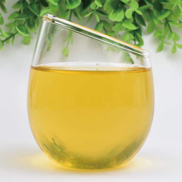 口は斜めに開き、下部は柔らかい曲線を描く個性的な杯。