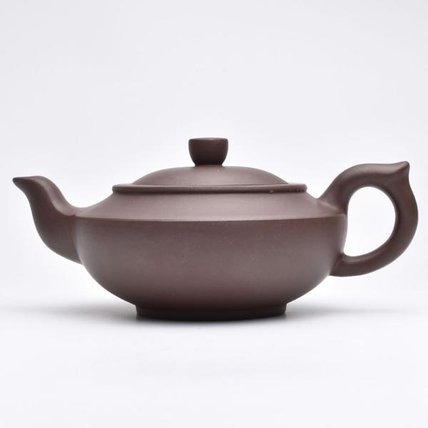 平面を多用した背の低い茶壺。独特の味わいがあります。