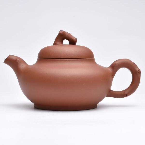 持ち手、蓋、口に枝の形を取り入れた紫砂壺ならではの造形。