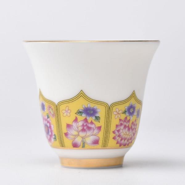 立体感のある絵柄で清朝宮廷の琺瑯彩をイメージした小杯。