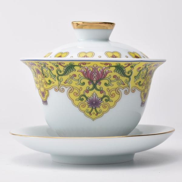 青みがかった下地に琺瑯彩のような立体感ある華やかな図案。