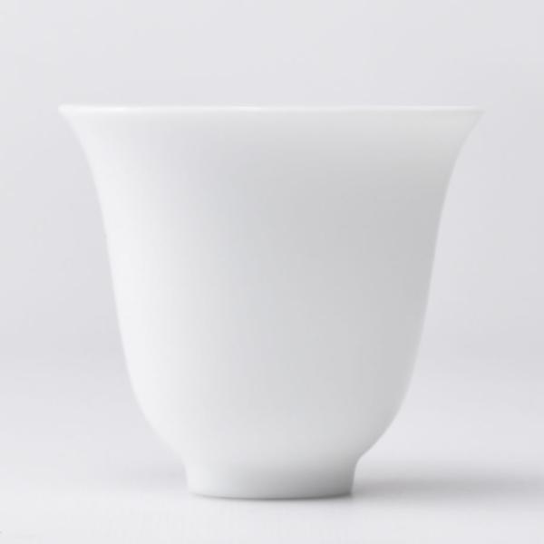 背が高く品の良い形の品茗杯。