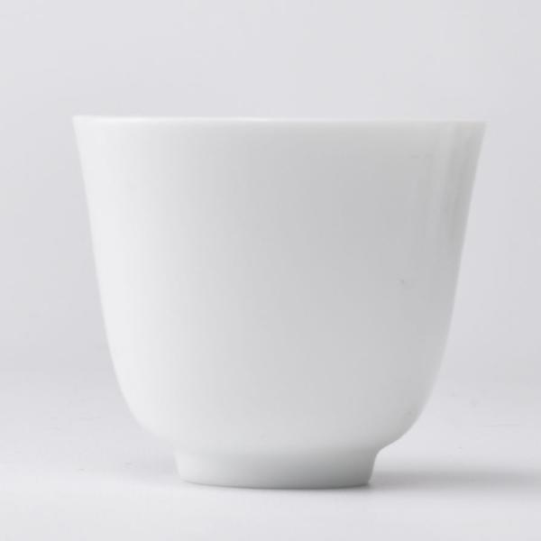 曲線の柔らかさはあるものの口の反らないすっきりした形の小杯。