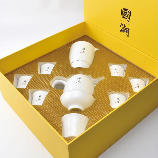 金のラインと文字を装飾とした急須、茶壺、ティーポットを中心とした茶海、茶杯、茶漉しの中国茶器セット。
