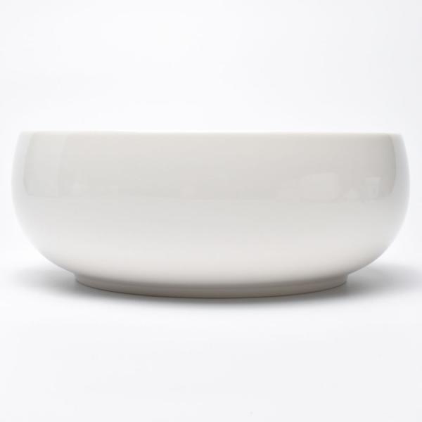 オフホワイトの白磁のシンプルな茶洗です。