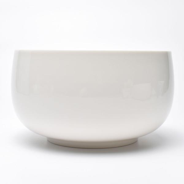 オフホワイトの白磁。しっかりした深さのある茶洗です。