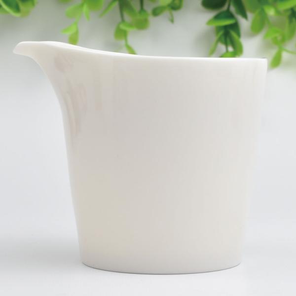 すっきりした注ぐ口が細く持ち手のないタイプの茶海です。