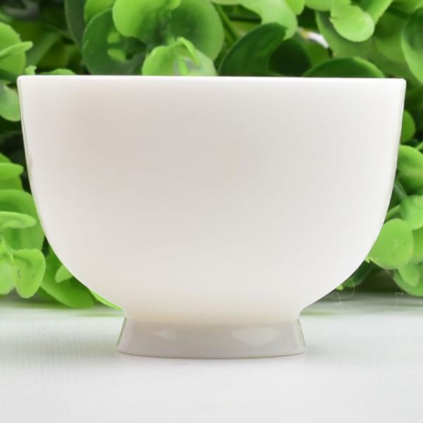 丸みを帯びた杯、はっきりした高台がポイント。