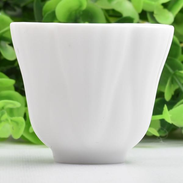 百財と発音が同じ白菜をモチーフにした縁起の良い茶杯。