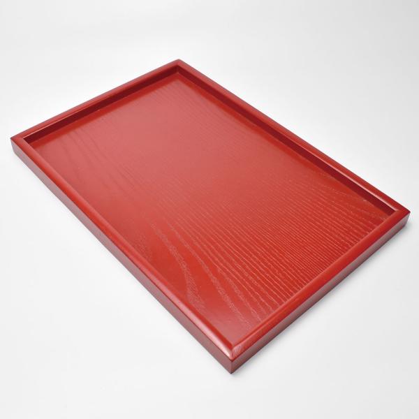 印象的な真っ赤なお盆。茶托盤として使うのに良いサイズ。