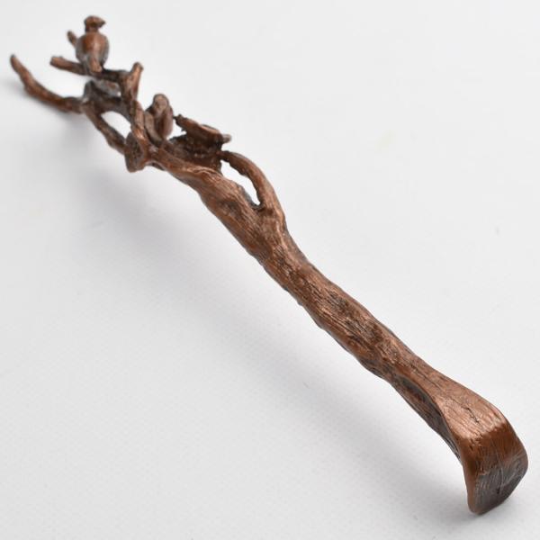 鉄瓶などの蓋を持ち上げるための道具です。