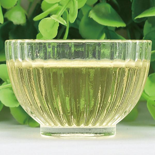 竪の線と丸みのあるシルエット。表面にかすかな凹凸もあります。