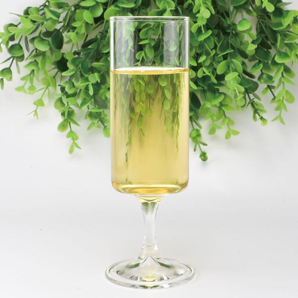 上品な高脚。太平猴魁を飲むのにも十分な高さの耐熱ガラス杯。　