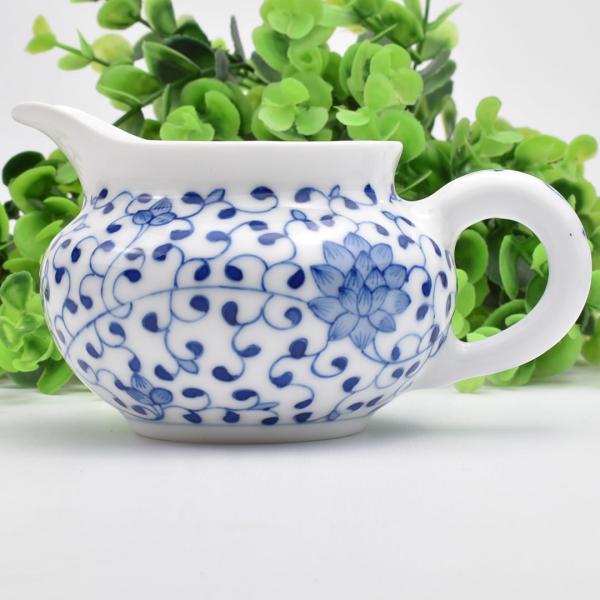 連綿と連なる枝と蓮が描かれた景徳鎮の青花磁器の茶海。