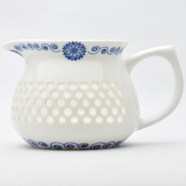 透かし模様で茶の色が見える玲瓏磁器。纏枝にひまわりの図案。